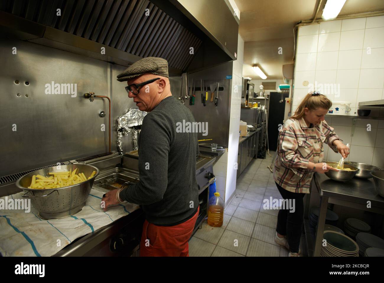 The chef of the 'Rocher de la Vierge' restaurant prepares French fries ...