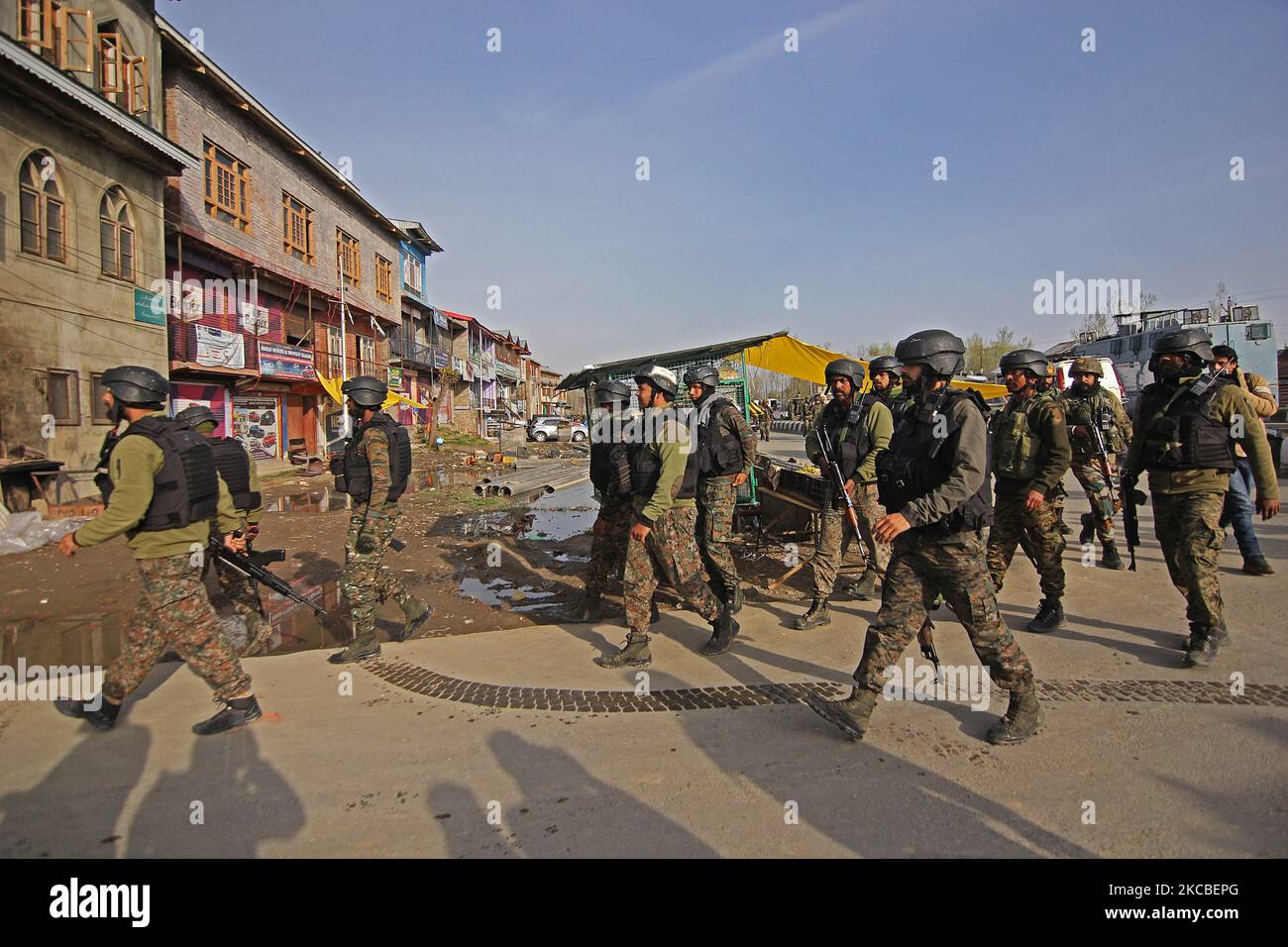 Indian soldiers rush hi-res stock photography and images - Alamy