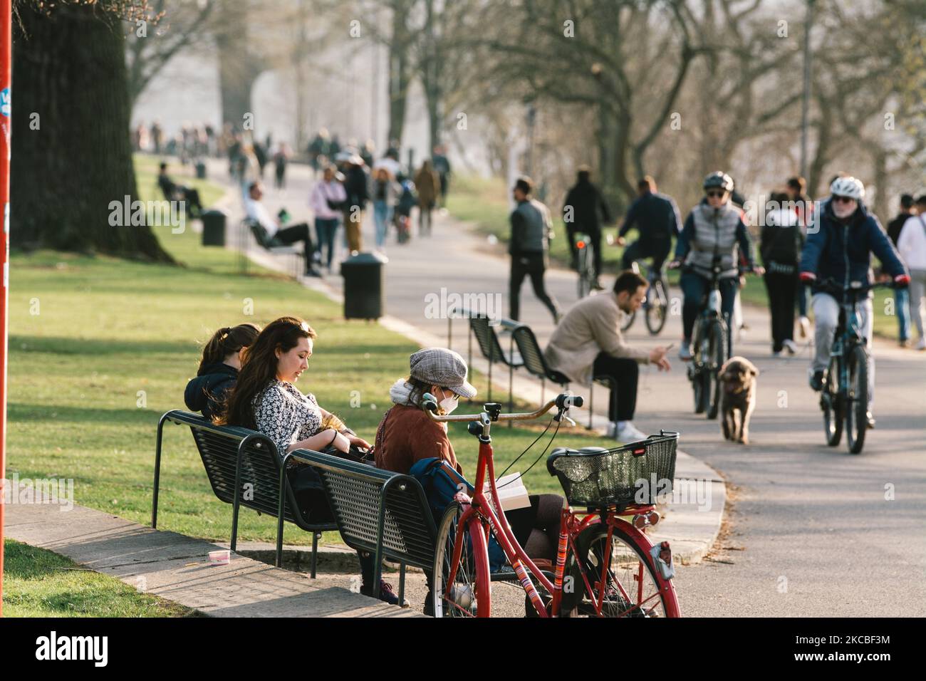 people enjoy outdoor time in Rhinepark as temperature rises to 16 ...