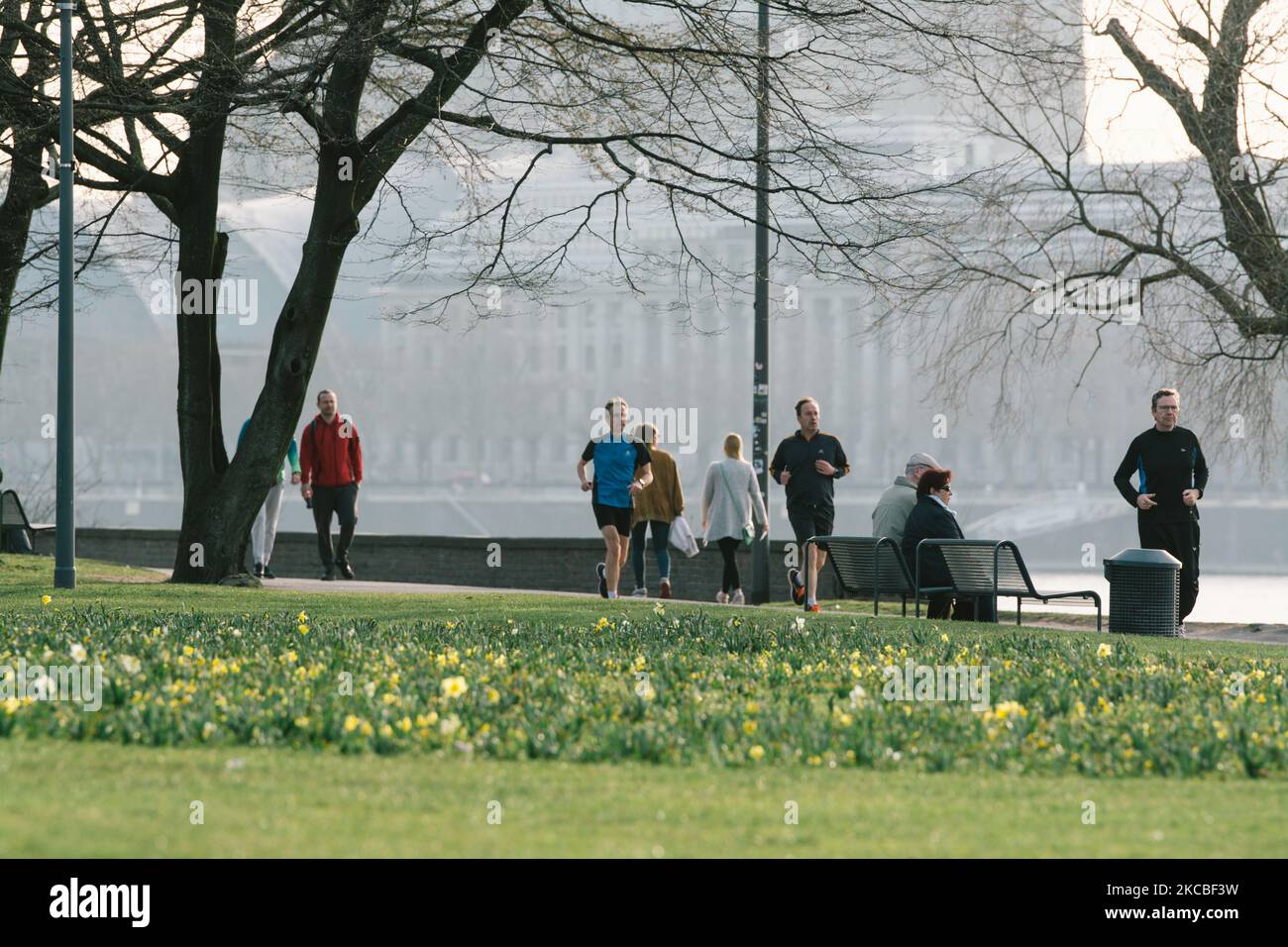 People enjoy outdoor time in Rhinepark as temperature rises to 16 ...