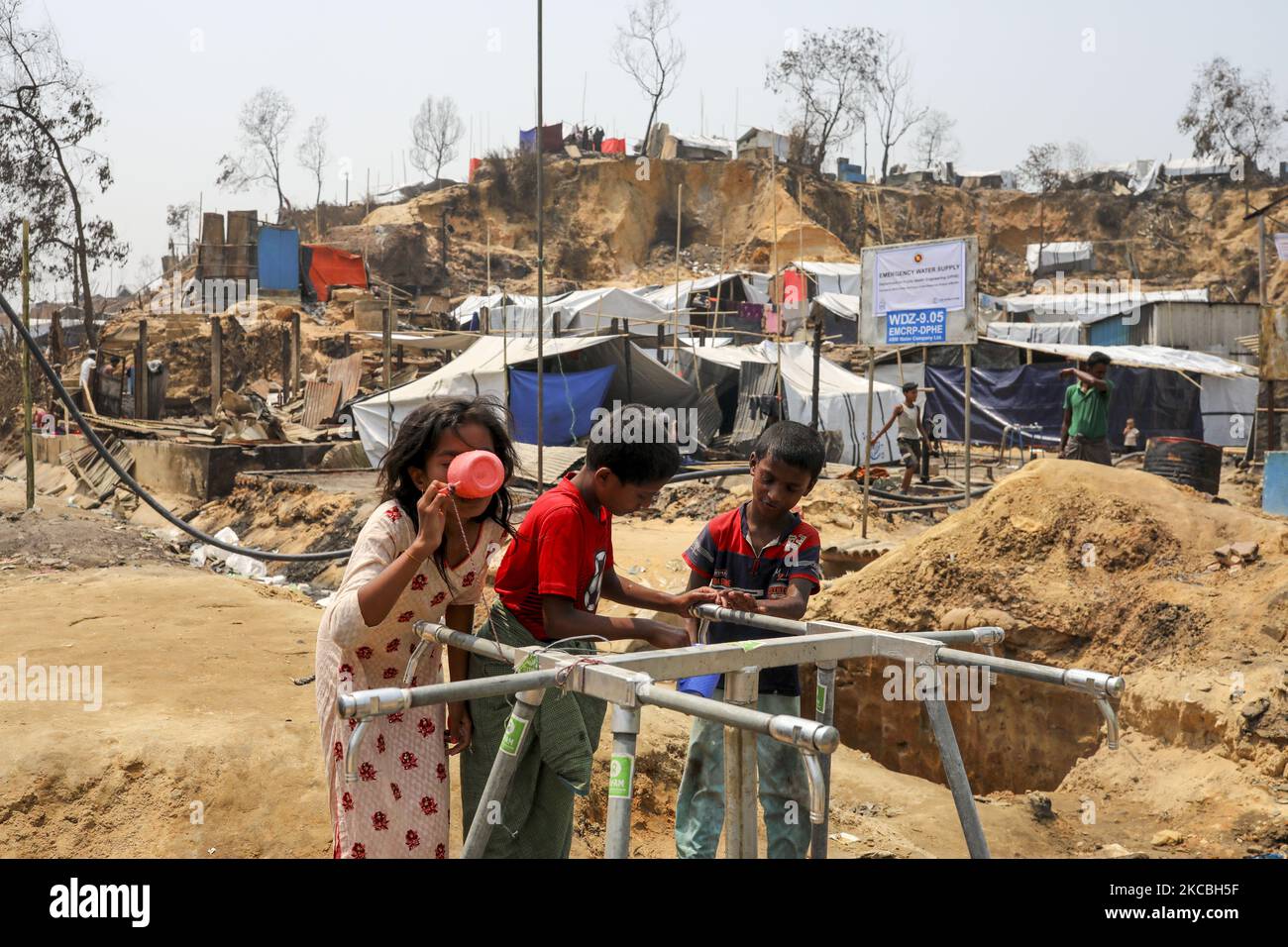 Bangladesh children water drink hi-res stock photography and images - Alamy