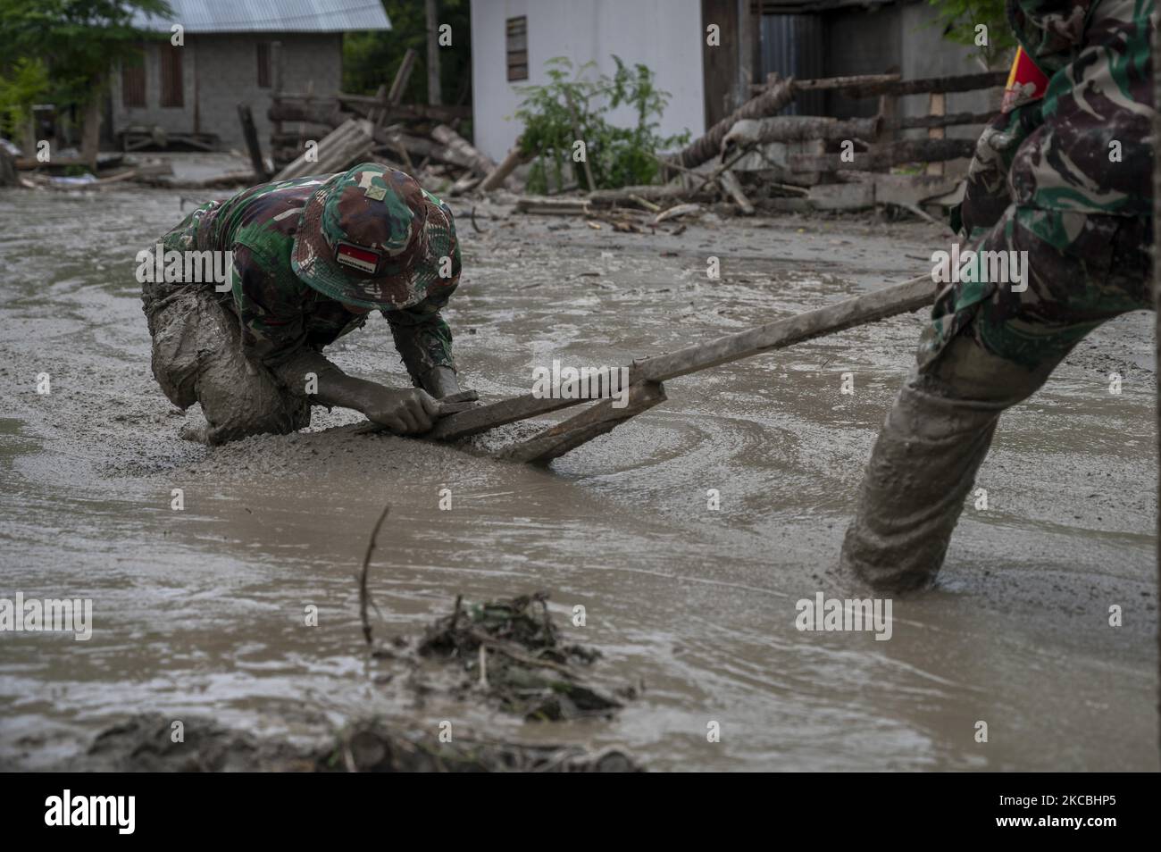 Landslides inundated residents houses hi-res stock photography and ...