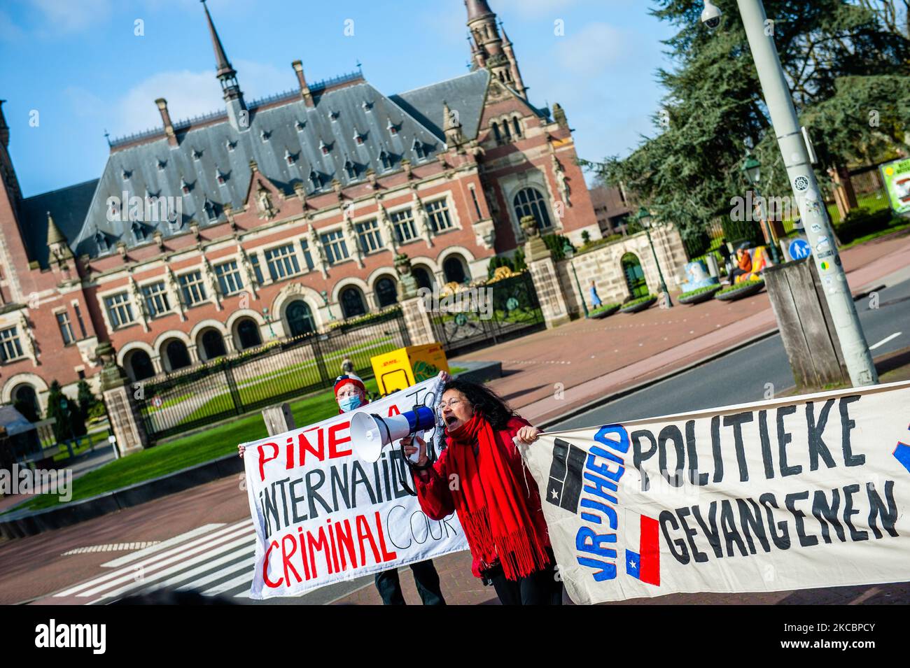 A Chilean woman is giving a speech against Piñera and Chilean police ...
