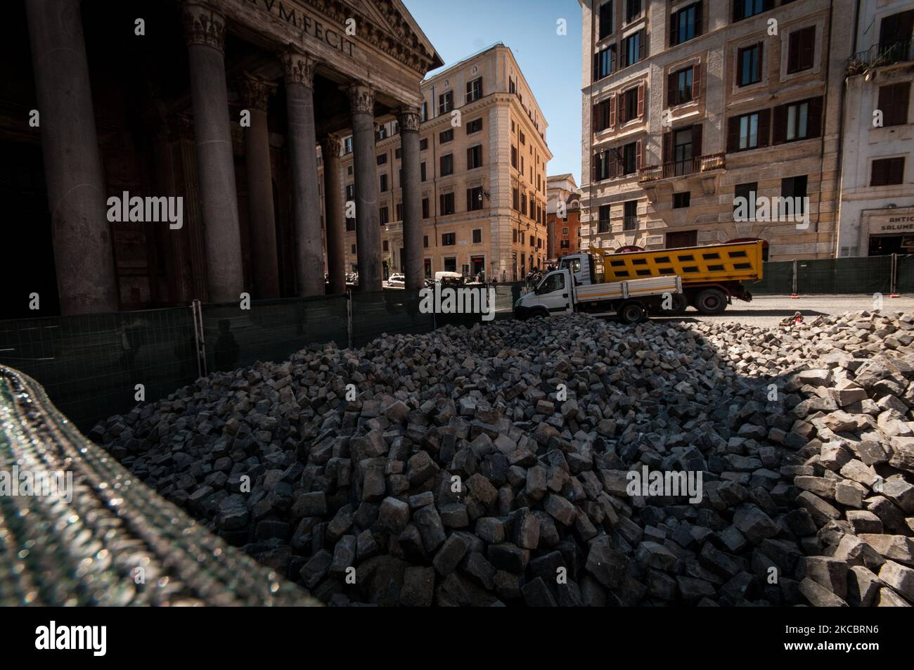 View of the redevelopment and extraordinary maintenance of the squares ...