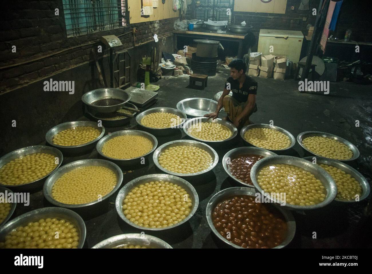 Labor is counting sweets after production at a traditional sweet ...