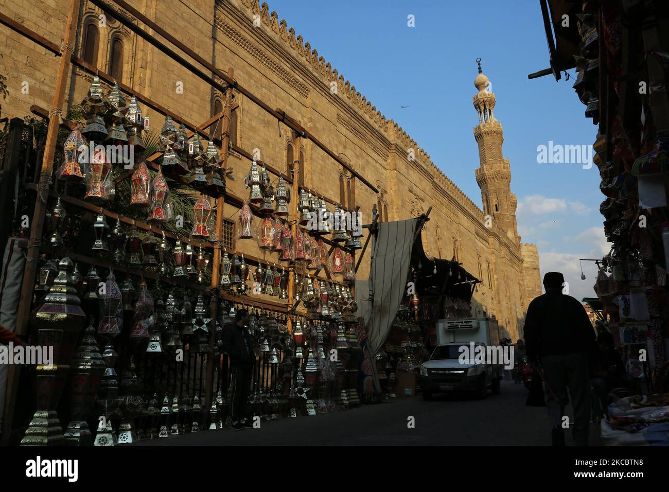 Ramadan lanterns people hi-res stock photography and images - Alamy
