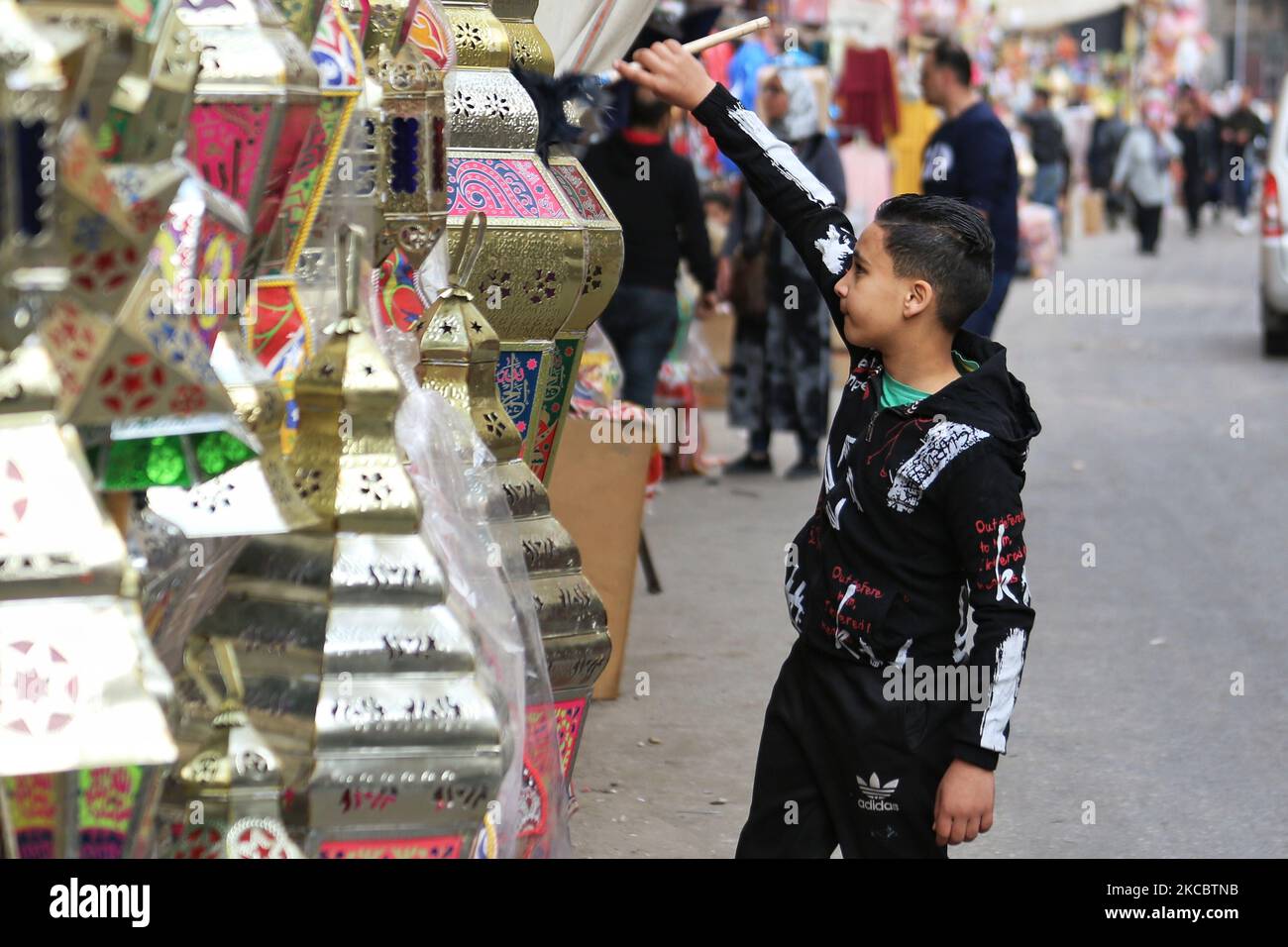 Ramadan lanterns people hi-res stock photography and images - Alamy