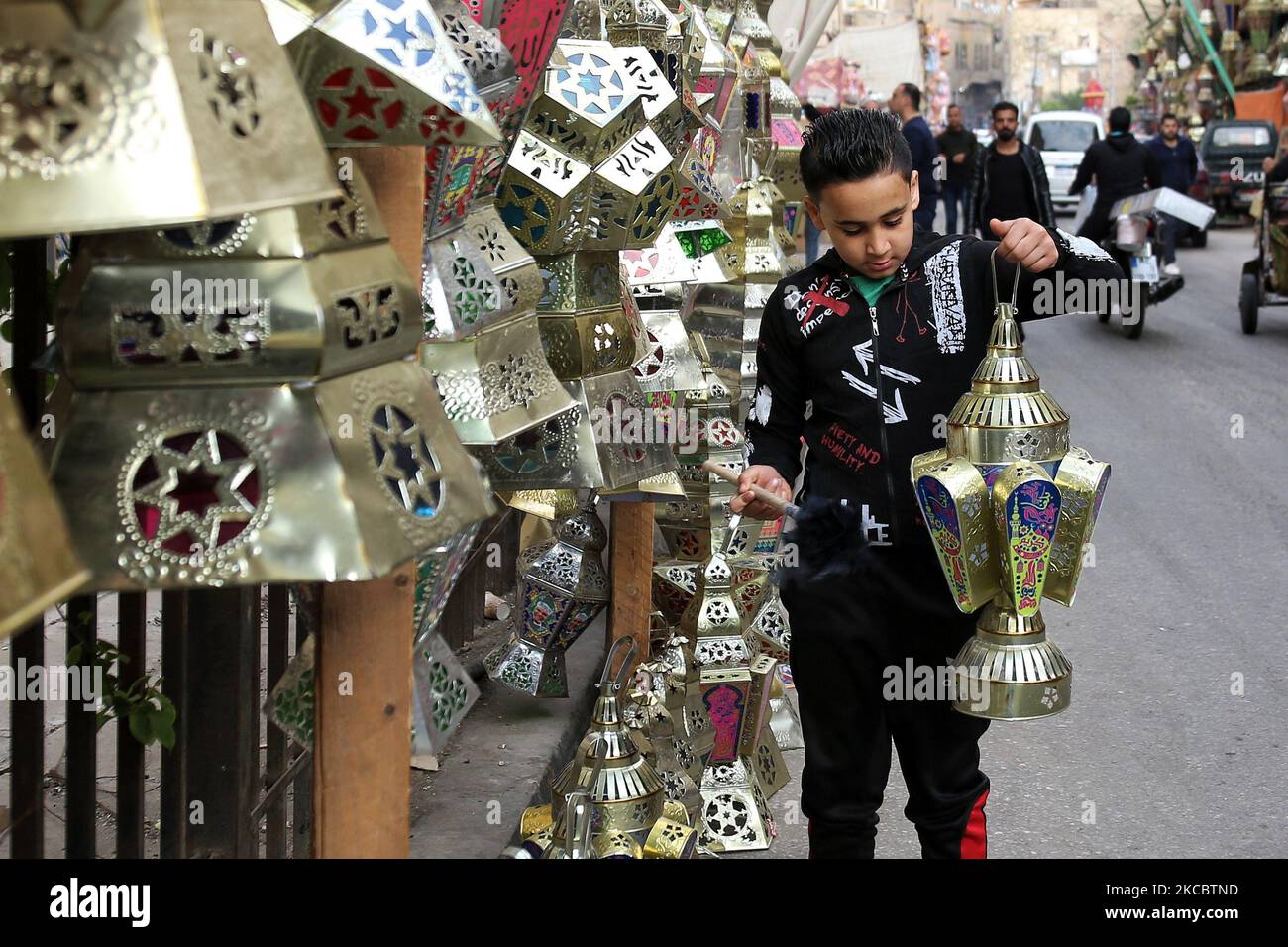 Ramadan lanterns people hi-res stock photography and images - Alamy