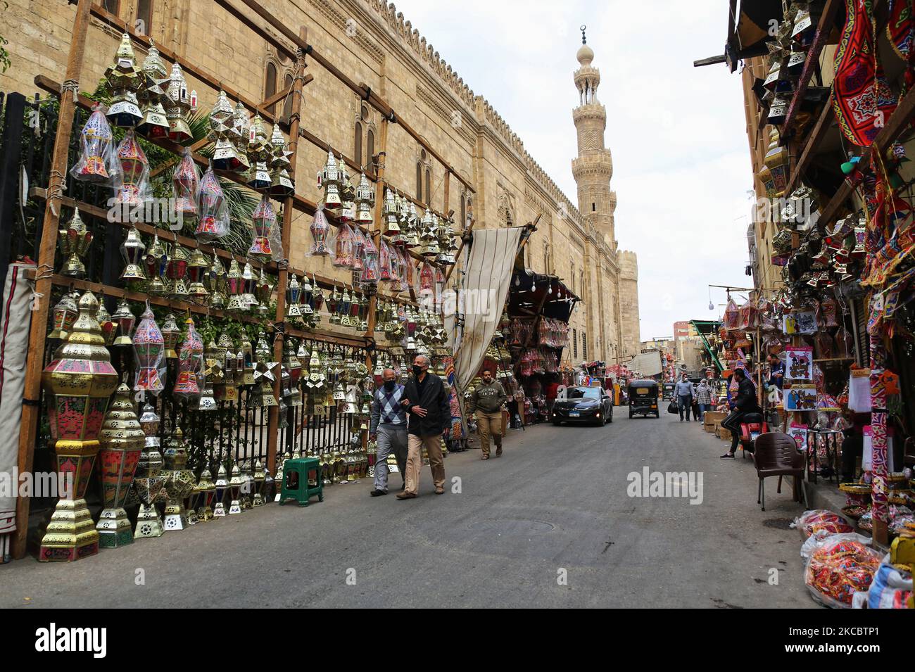 Ramadan lanterns people hi-res stock photography and images - Alamy