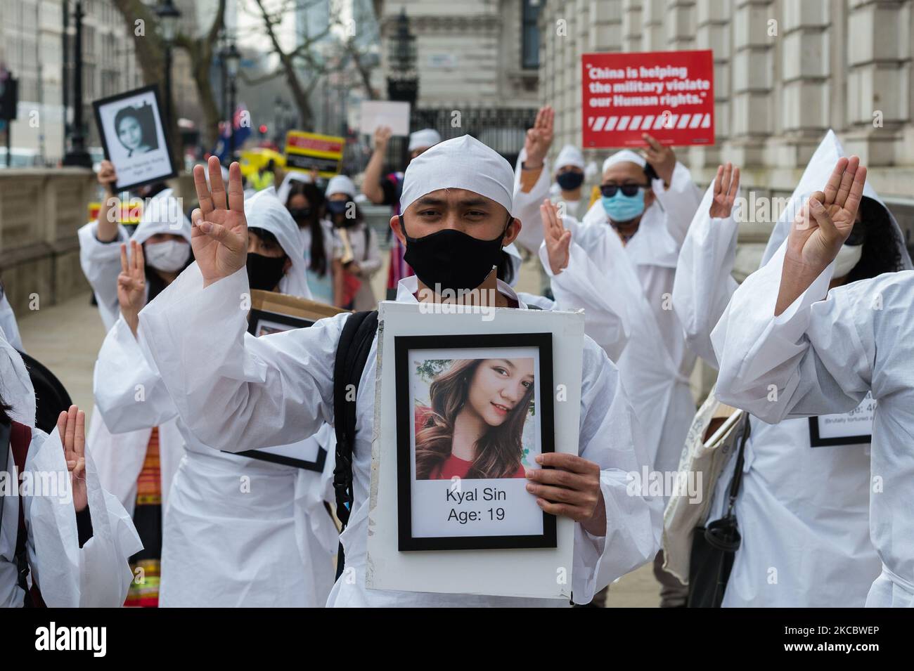 Traditinal white chinese funeral attire hi-res stock photography and ...