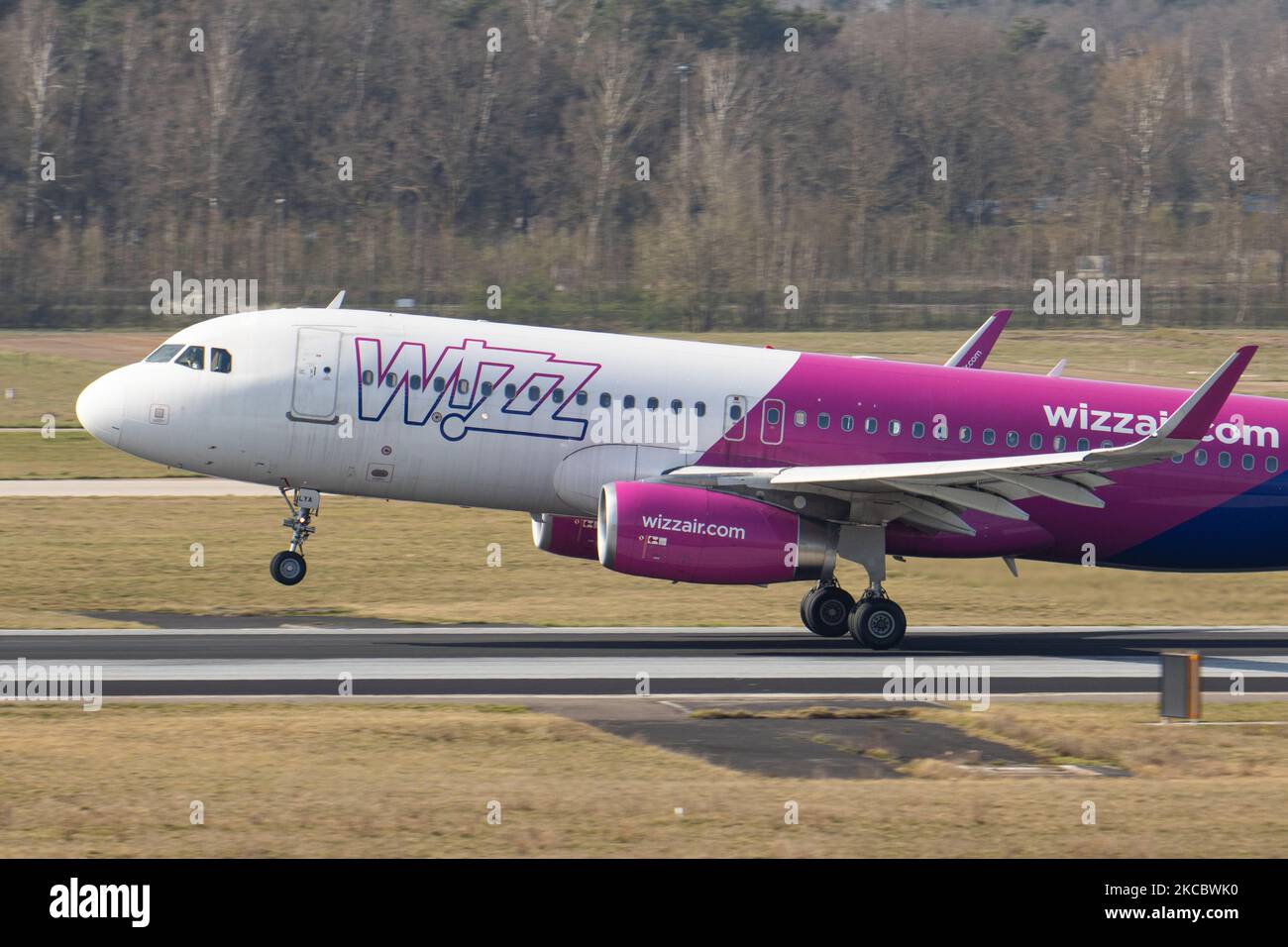 Wzz air hi-res stock photography and images - Alamy