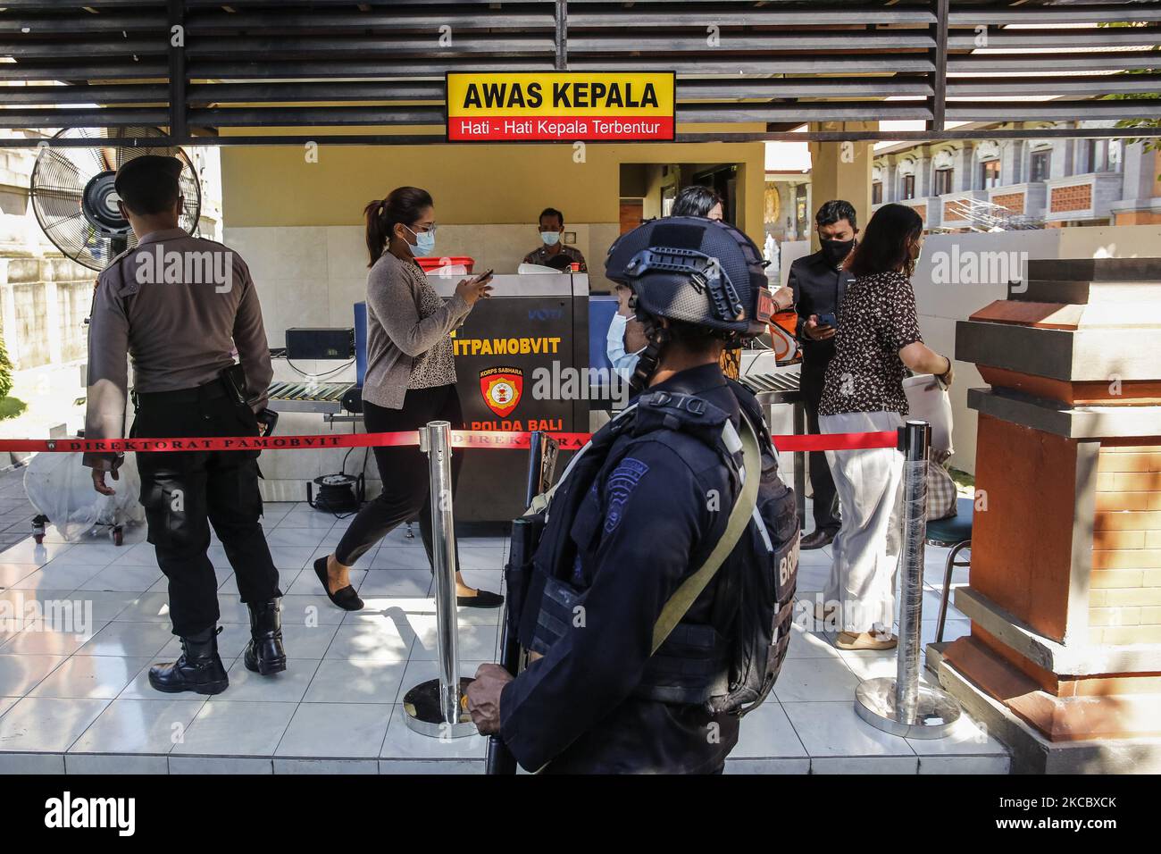 Armed Indonesian national police guards the gate of Bali Police ...