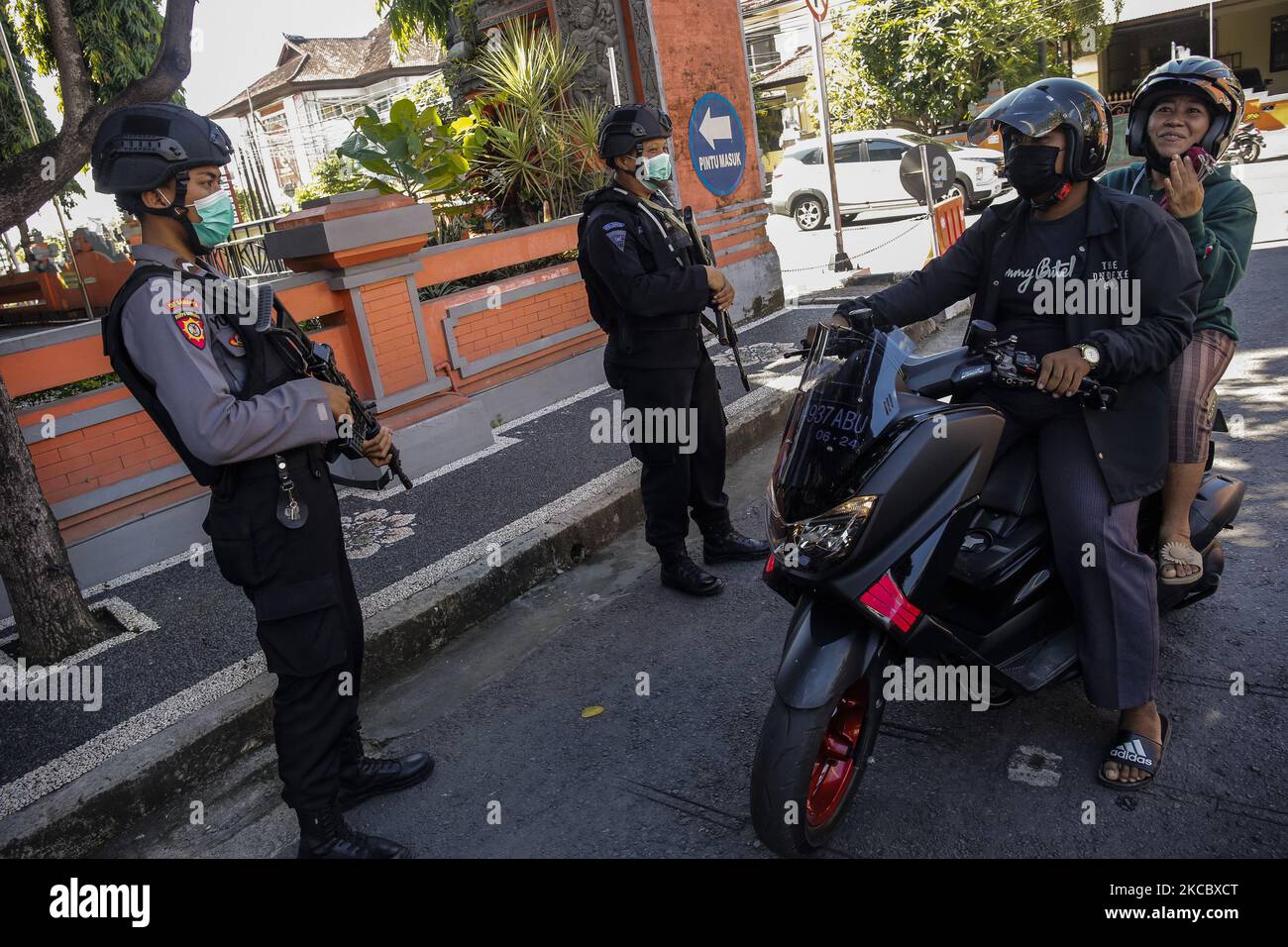 Armed Indonesian national police guards the gate of Bali Police ...