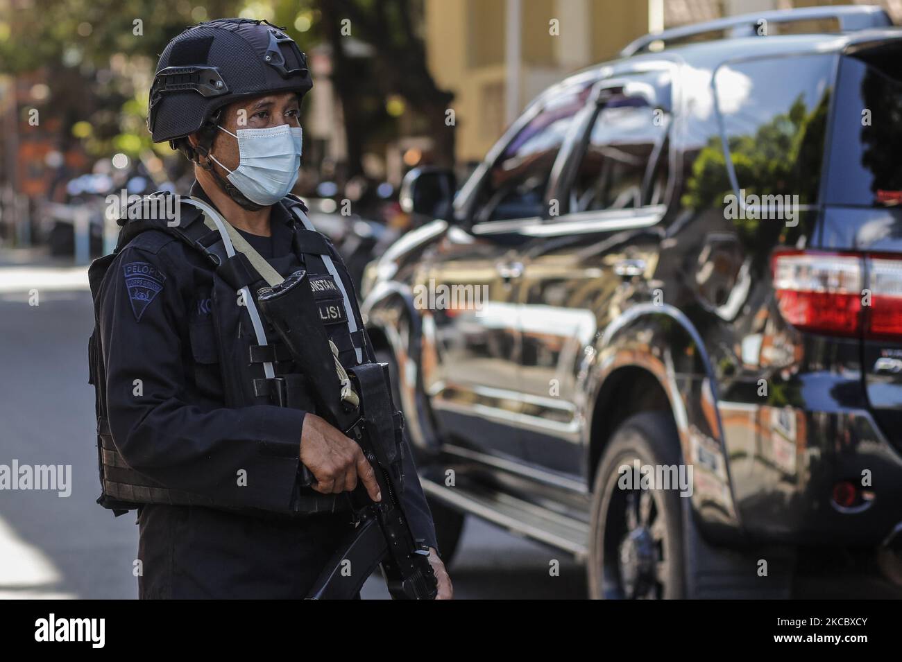 Armed Indonesian national police guards the gate of Bali Police ...