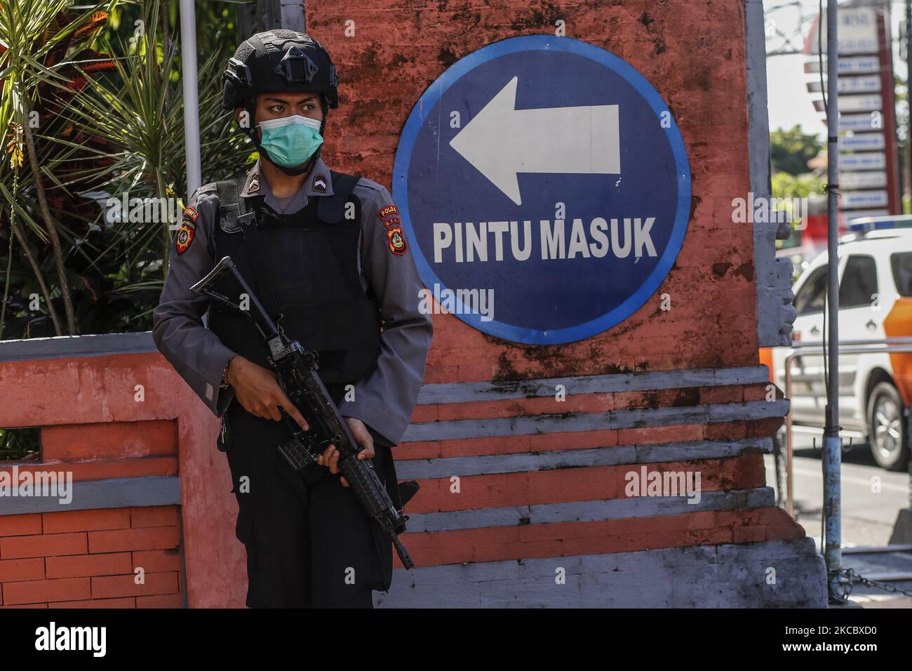 Armed Indonesian national police guards the gate of Bali Police ...