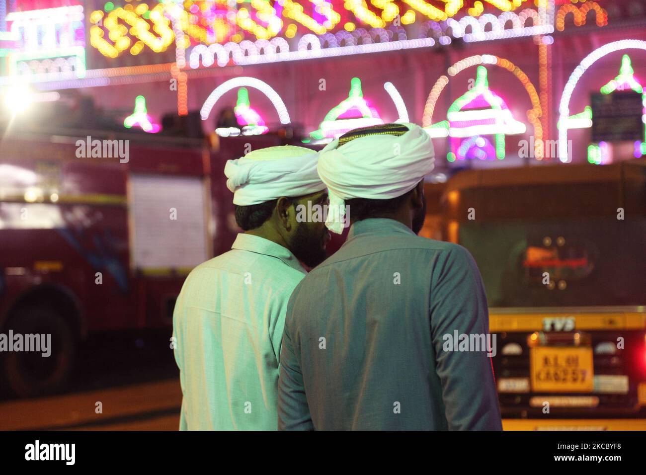 Devotees arrive at the Beemapally Mosque (Beemapally Dargah Shareef ...