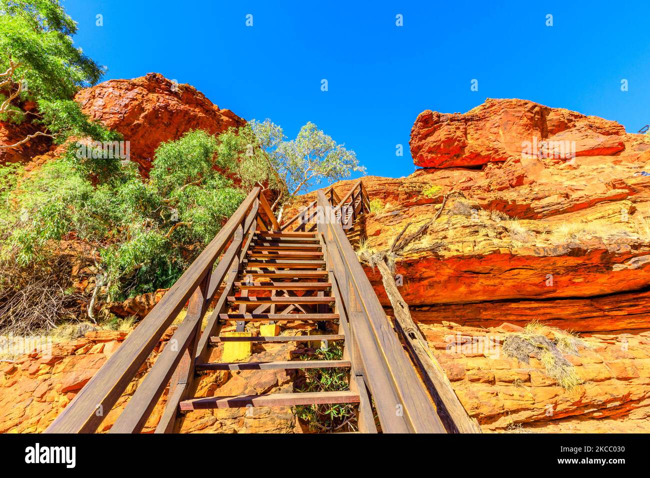 Wooden stairs along Kings Canyon Rim with footbridge over Garden of ...