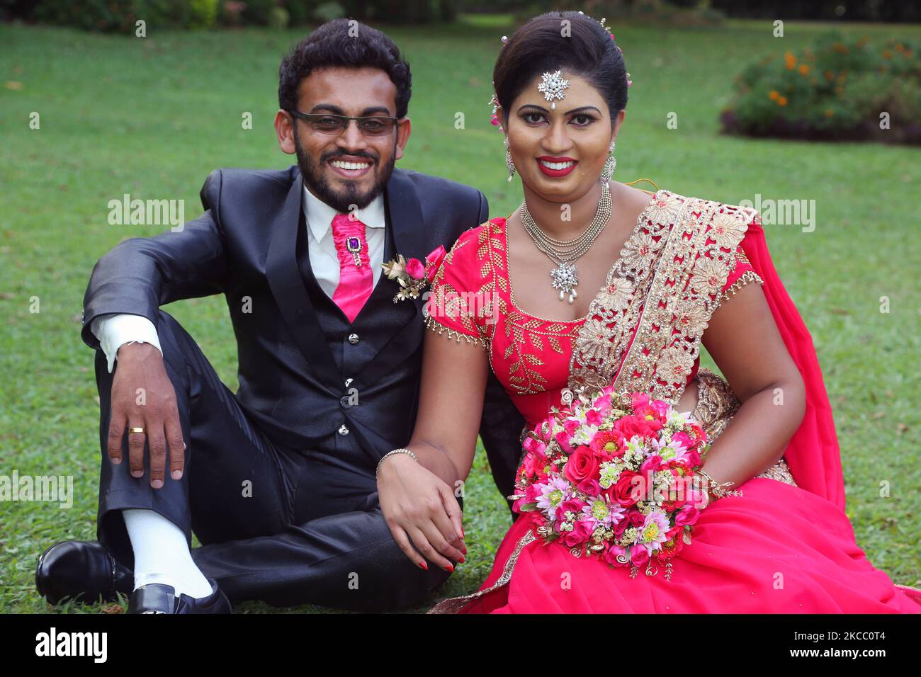 Newly married Sri Lankan Sinhalese couple pose for their post-wedding ...