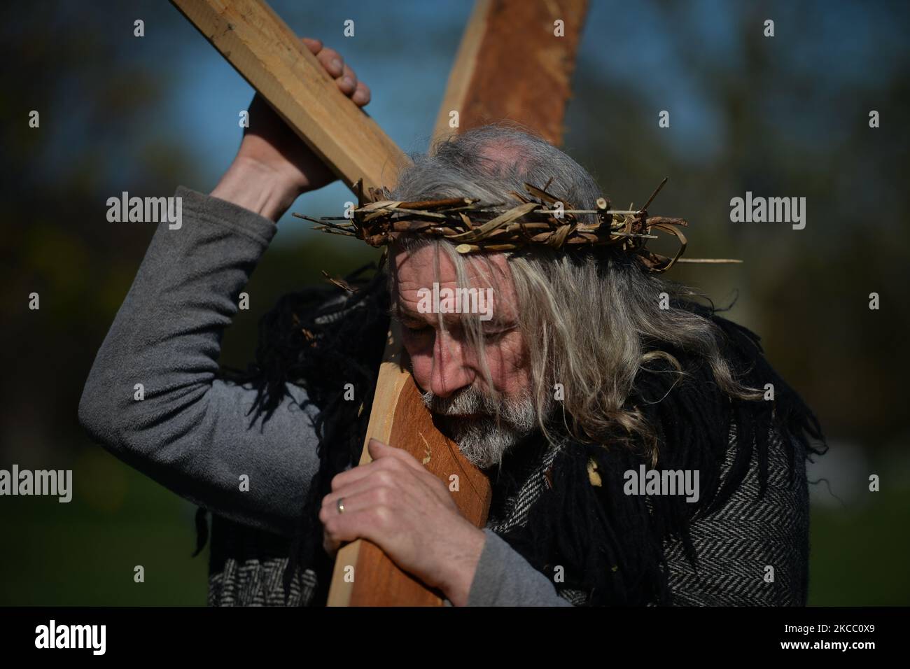 Jesus walking cross hi-res stock photography and images - Alamy