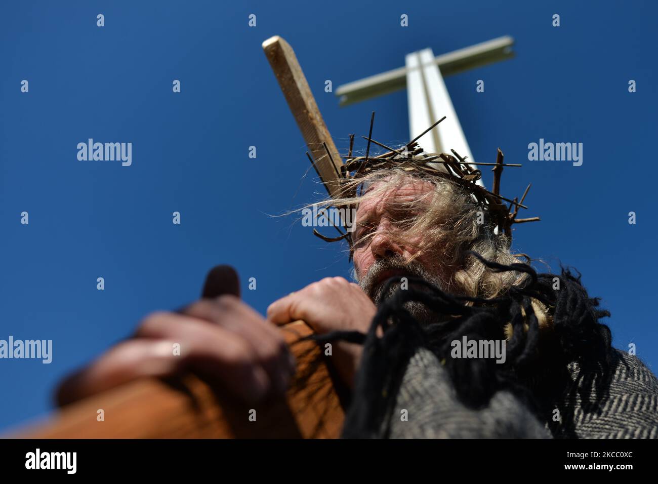 Jesus walking cross hi-res stock photography and images - Alamy