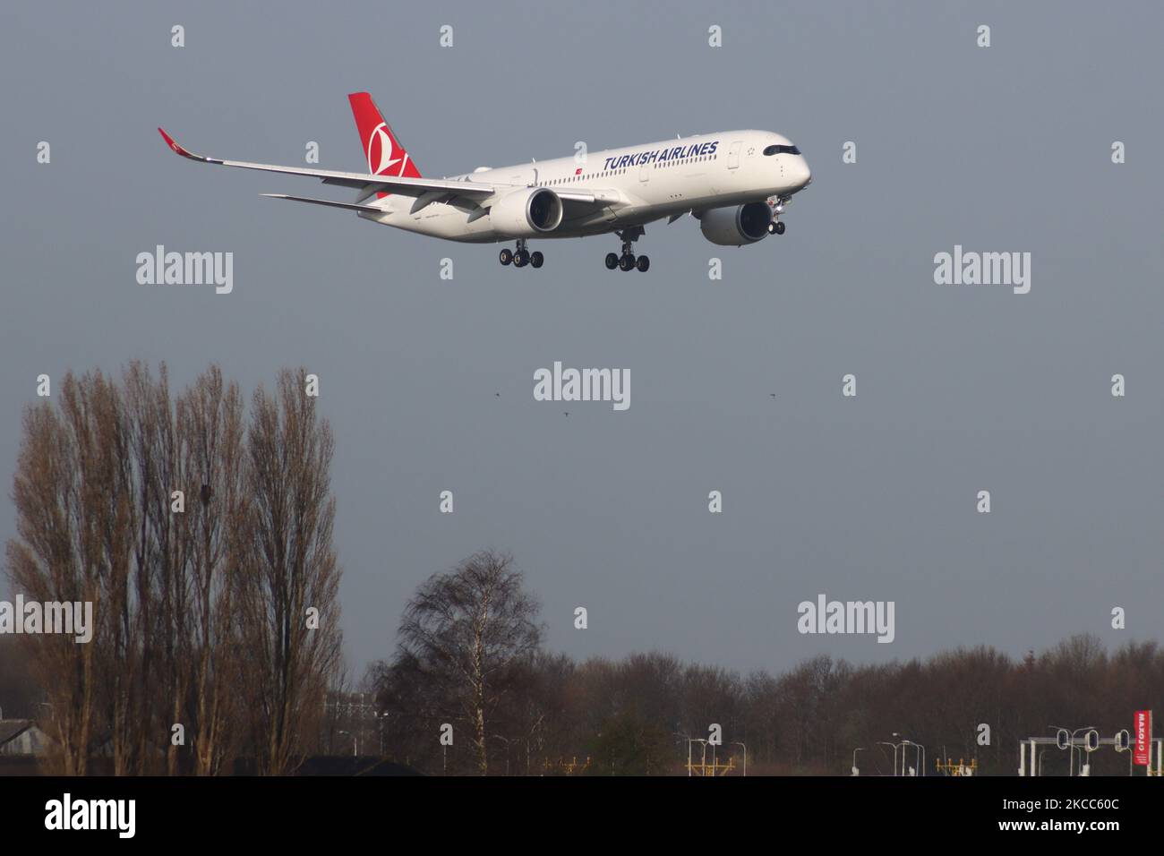 Wide body airplane hi-res stock photography and images - Alamy