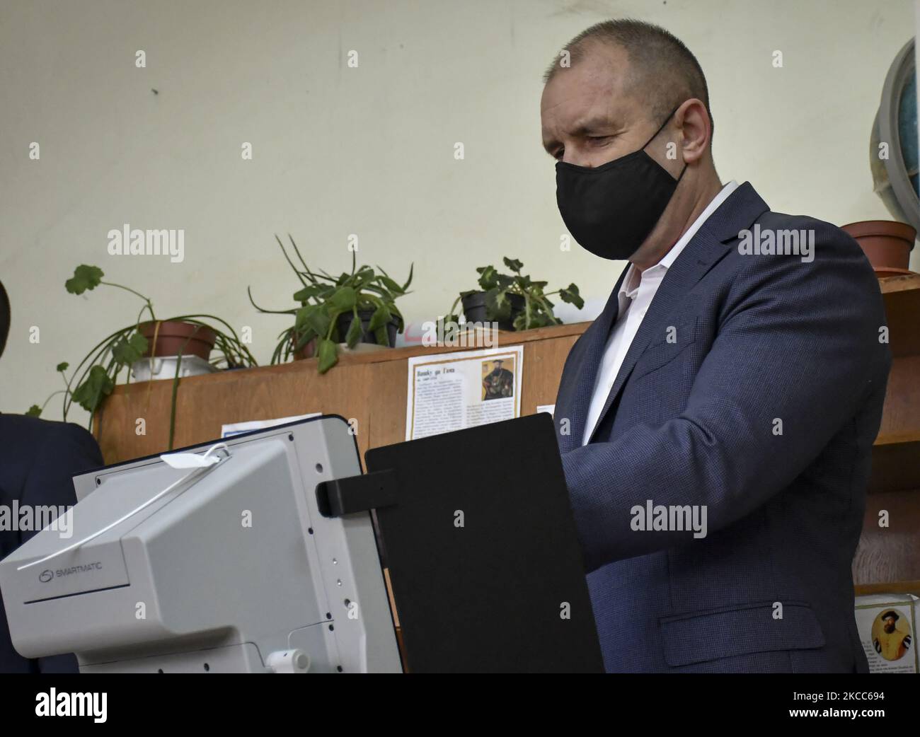 Bulgarian President Rumen Radev casts his ballot for New Bulgarian ...