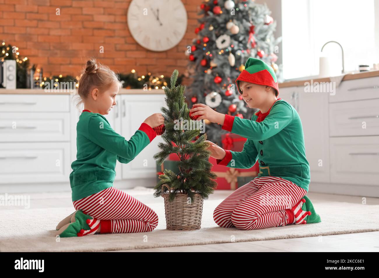 Children dressed as elves hi-res stock photography and images - Alamy