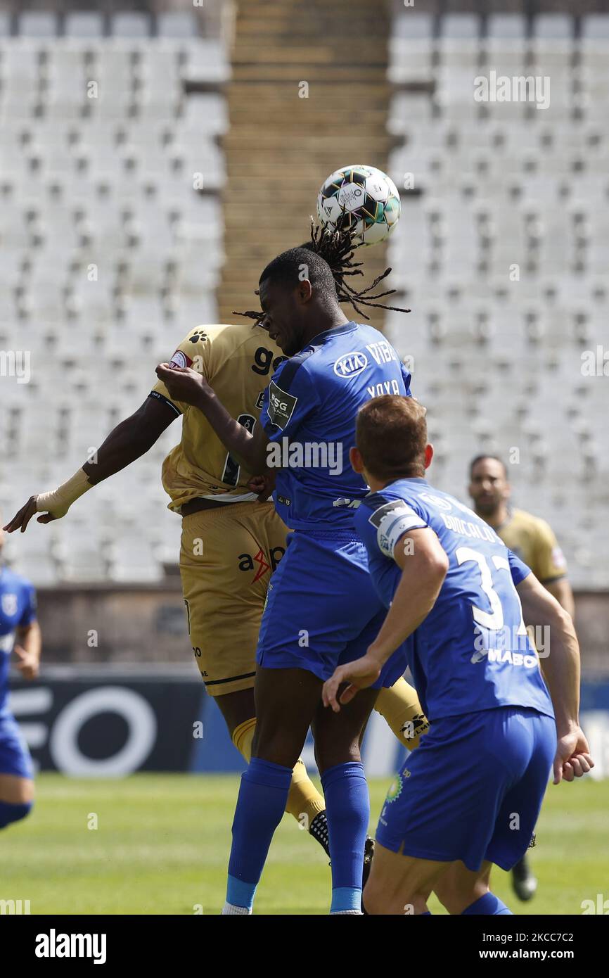 Sphephelo Sithole and Elis dispute the ball during the game for Liga ...