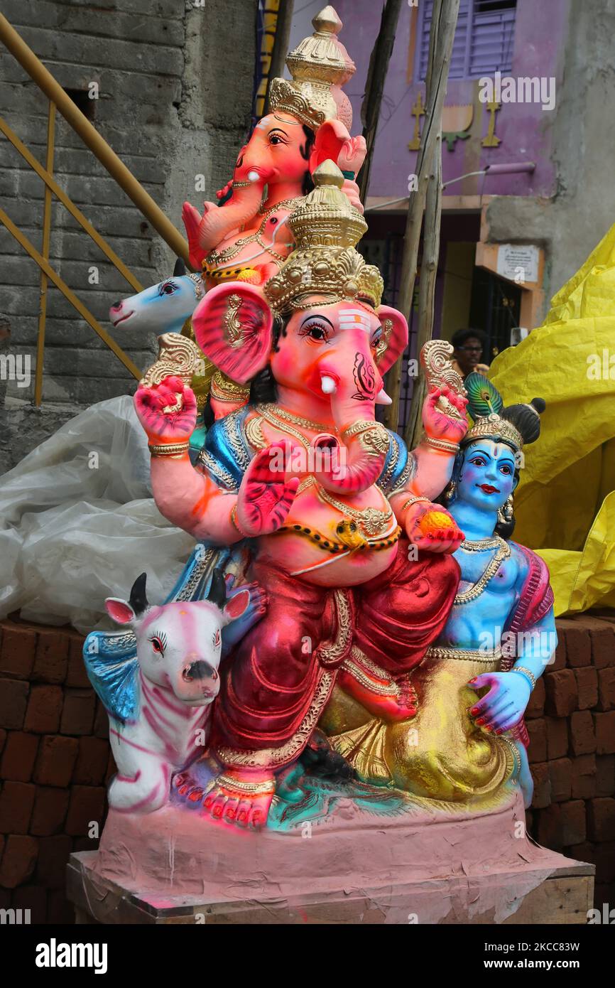 Clay idols of Lord Ganesha (Lord Ganesh) for sale along the roadside ...