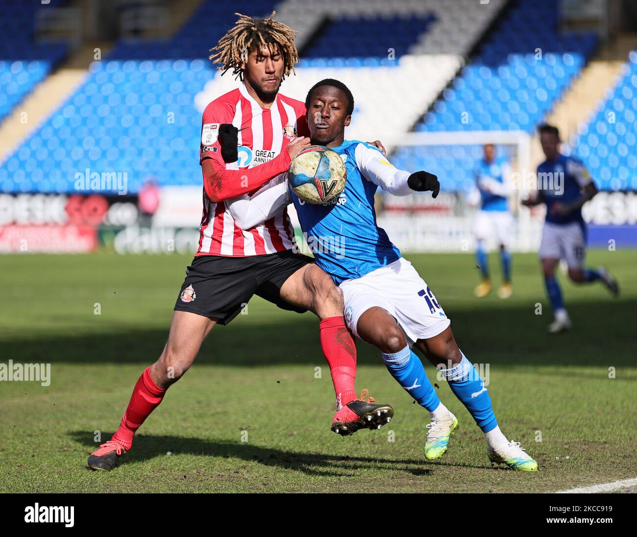 Dion sanderson of sunderland battle hi-res stock photography and images ...