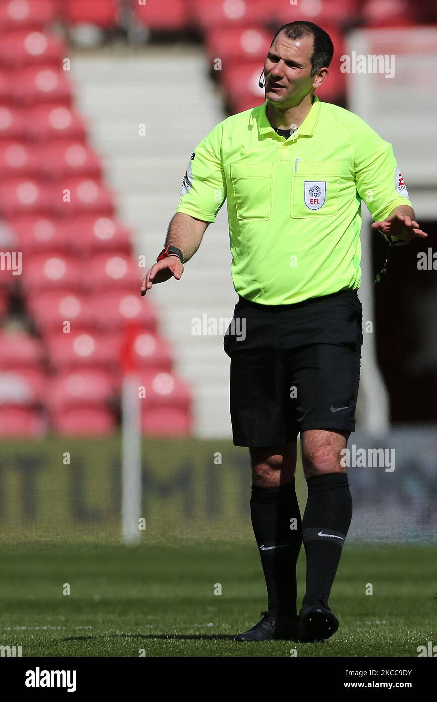 Tim robinson referee hi-res stock photography and images - Alamy