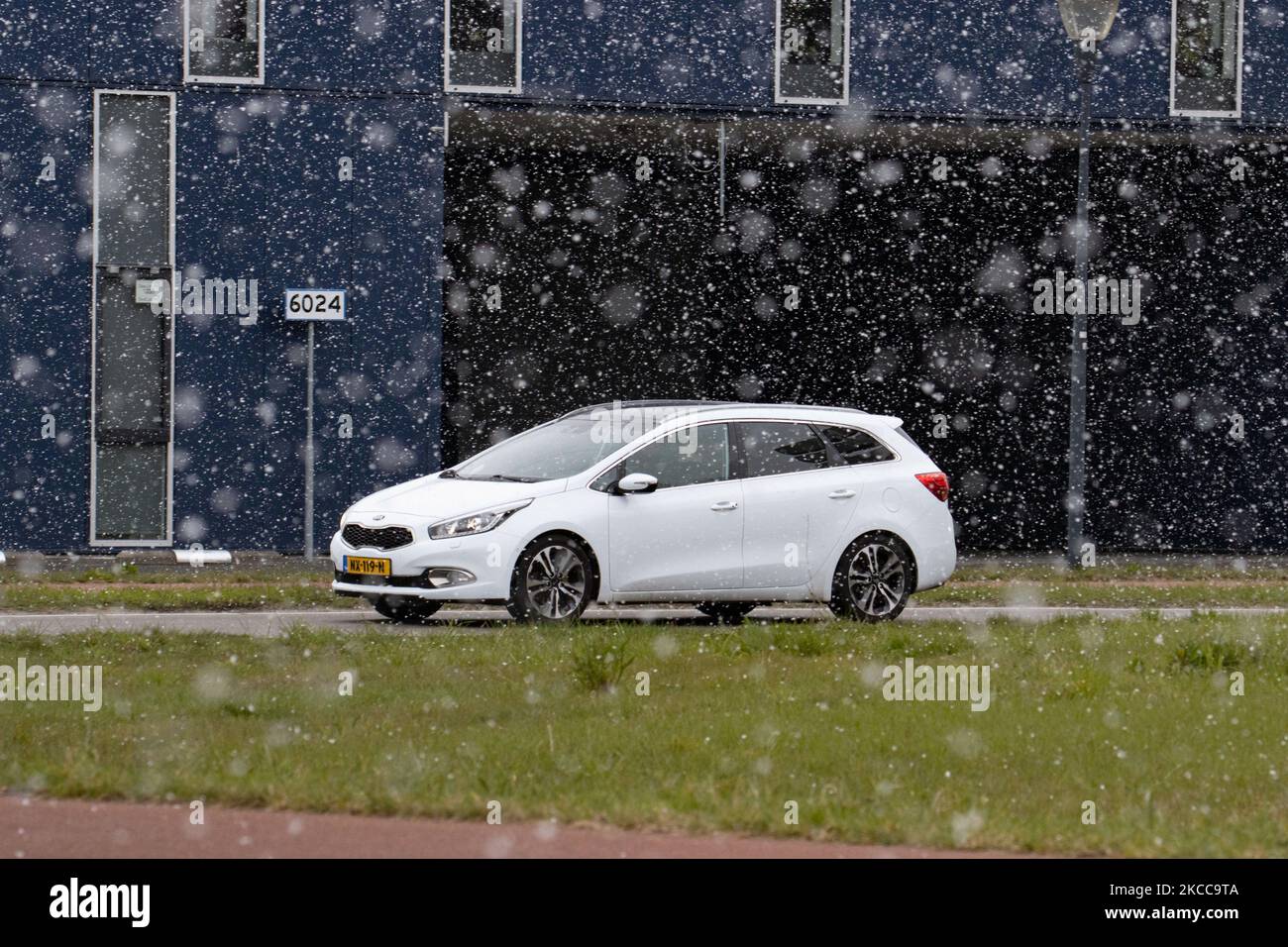 Yellow weather warning for ice hi-res stock photography and images - Alamy