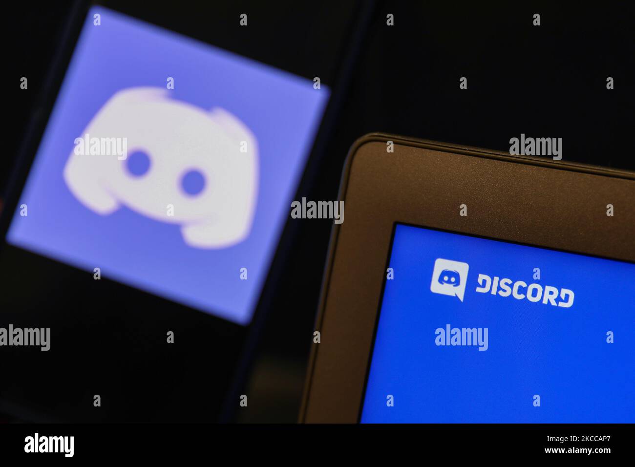 Discord phone app hi-res stock photography and images - Alamy
