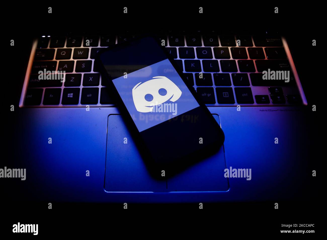 Discord logo keyboard hi-res stock photography and images - Alamy
