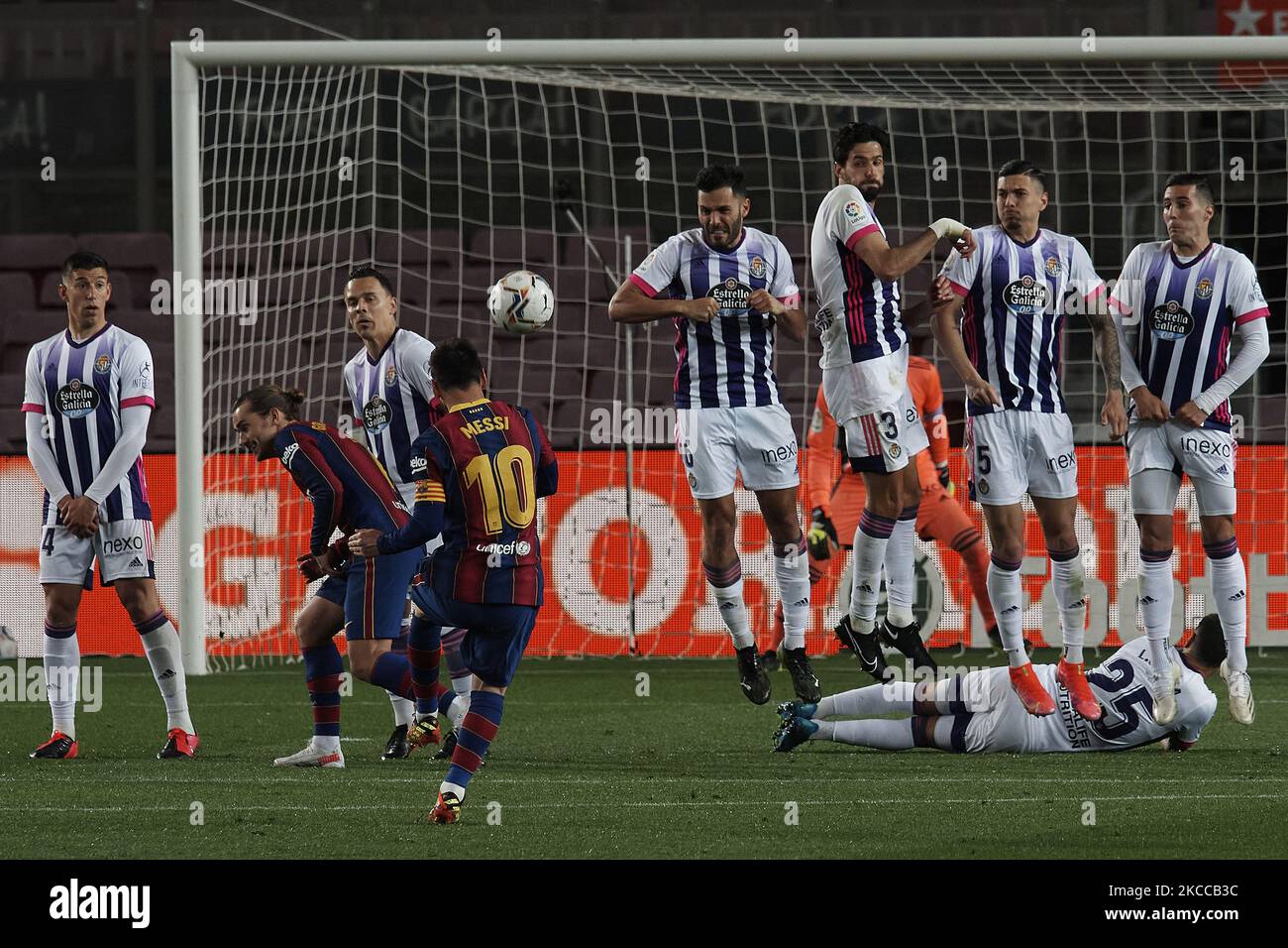 Lionel messi of barcelona shooting hi-res stock photography and images ...