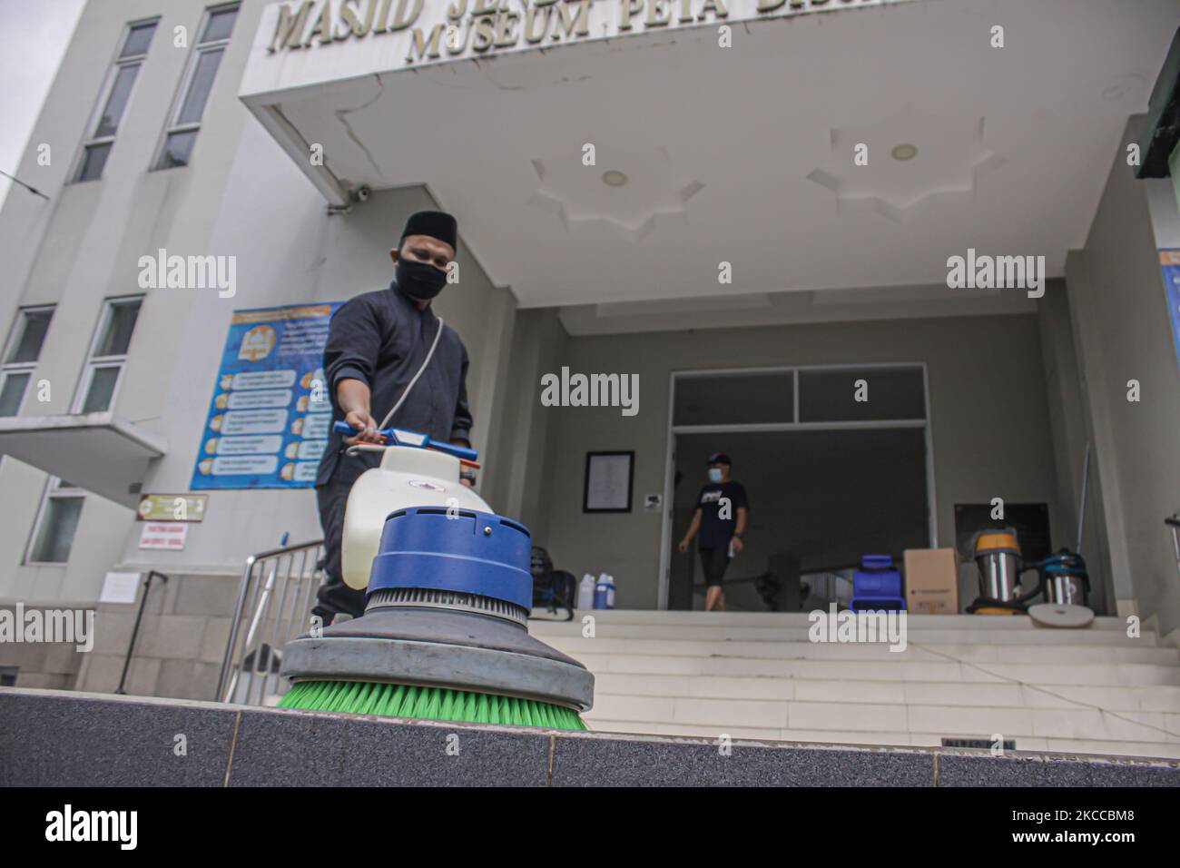 Mosque cleaning activities hi-res stock photography and images - Alamy
