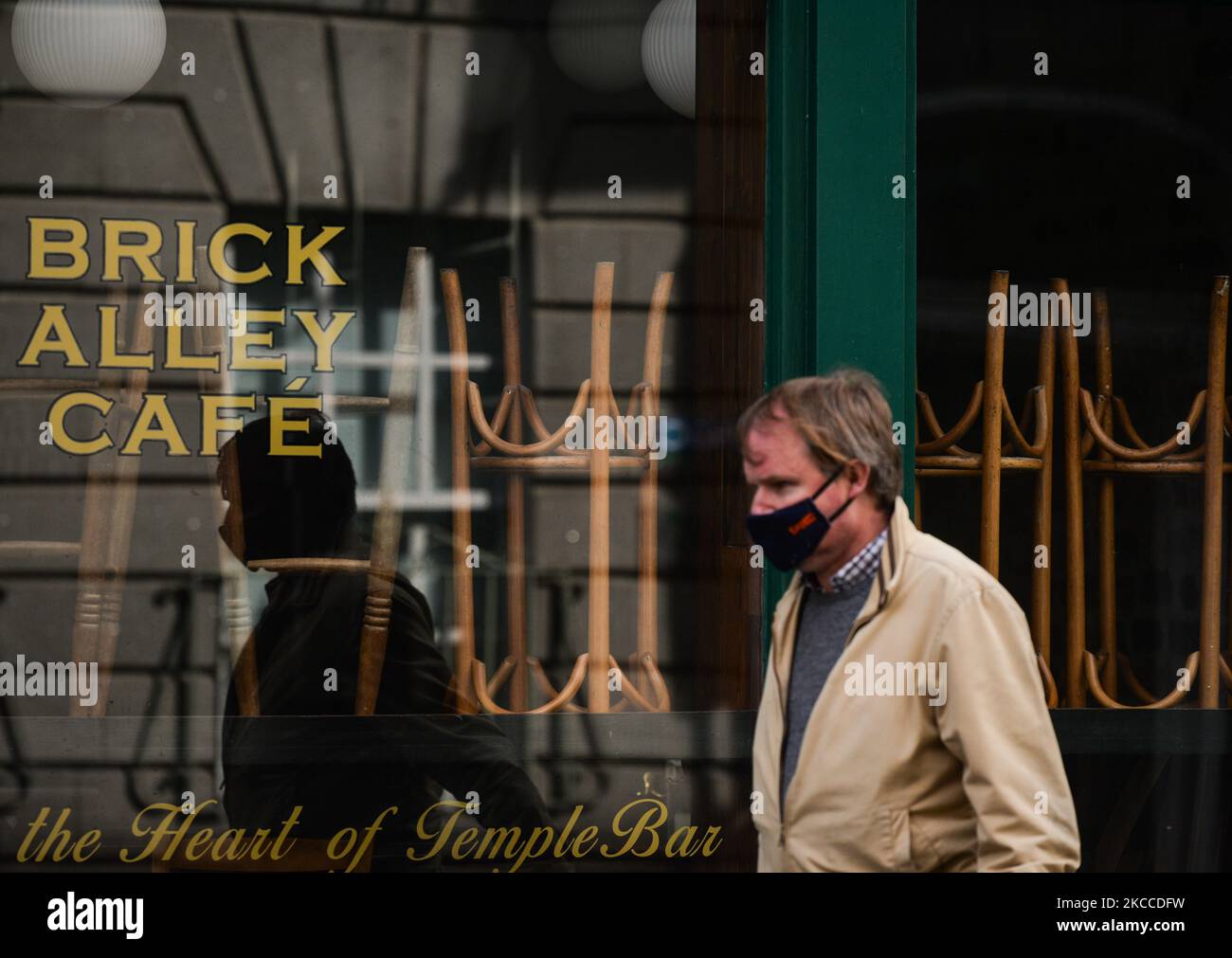 Closed brick alley cafe hi-res stock photography and images - Alamy