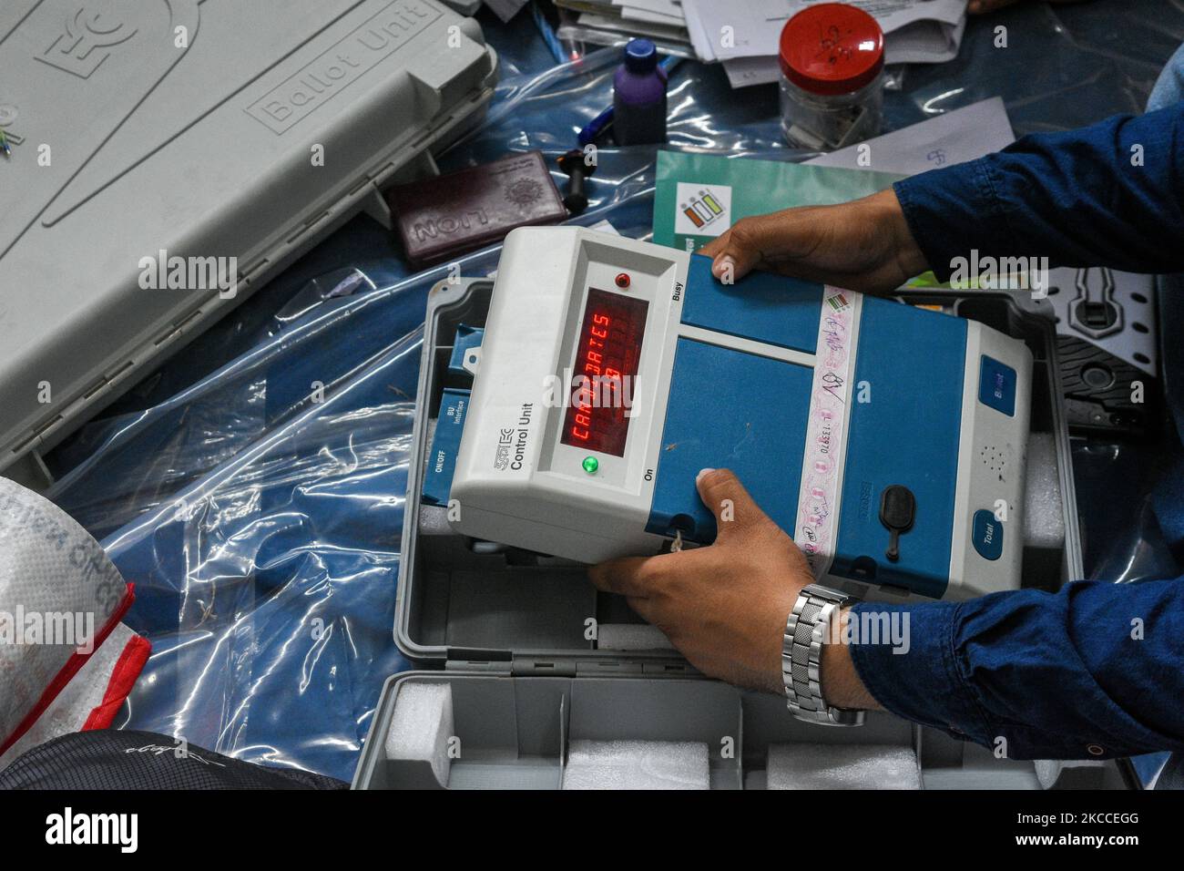Electronic voting machine hi-res stock photography and images - Alamy