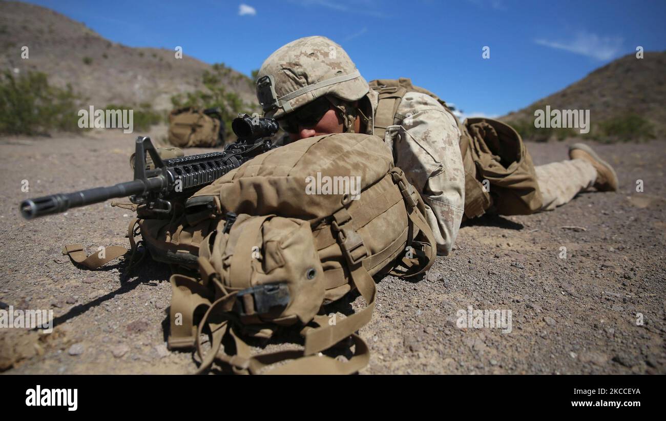 A U.S. Marine sights in on a target Stock Photo - Alamy