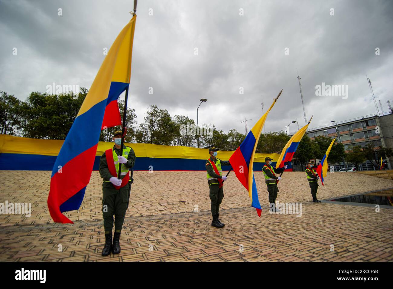 Police officers form with Colombian flags during the commemoration made ...