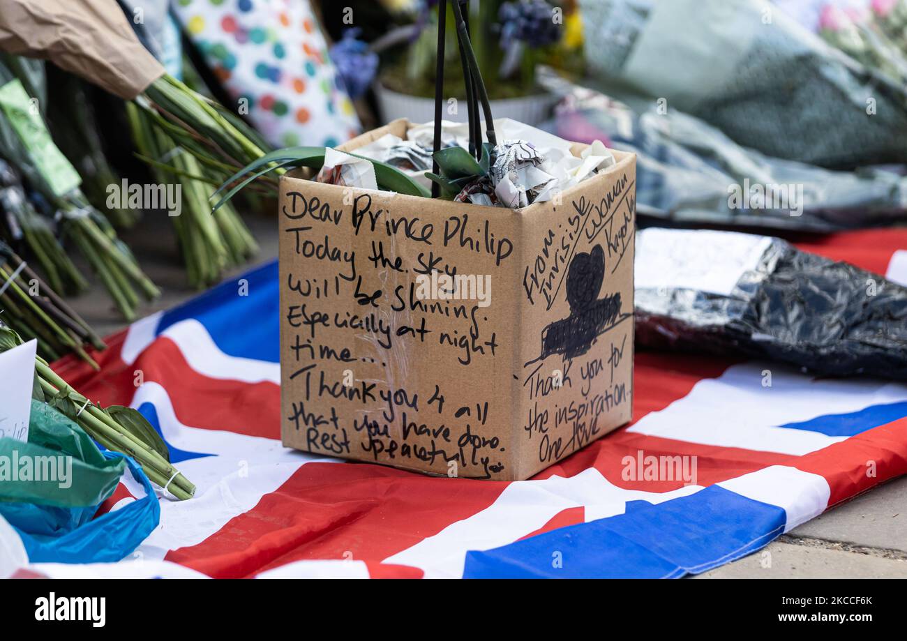 Scenes outside Buckingham Palace following the announcement of the ...