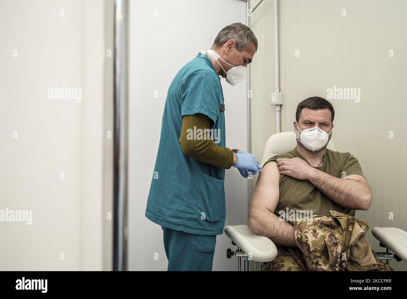 Army medical personnel administer the Covid-19 vaccine from the ...