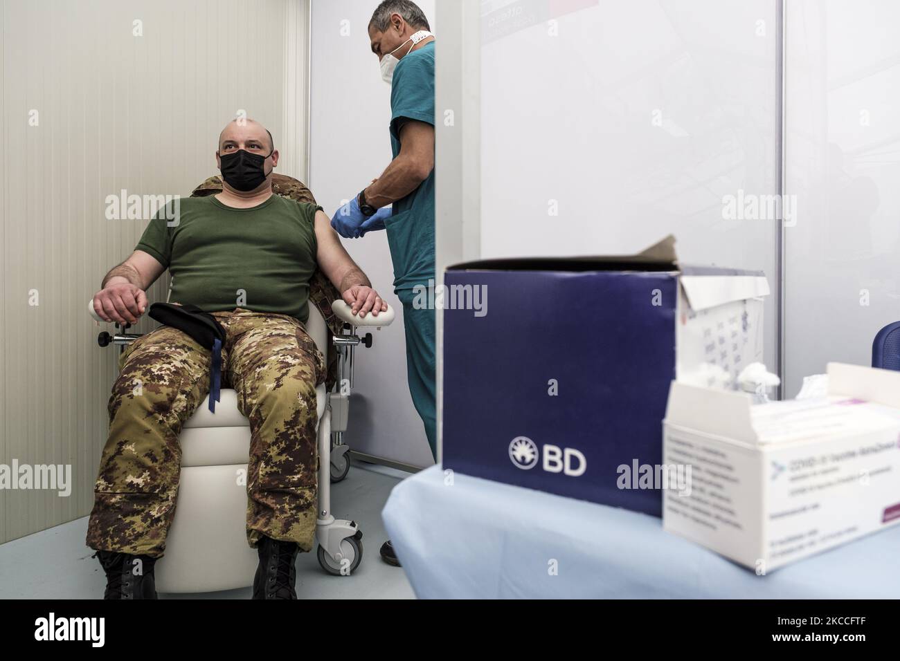 Army medical personnel administer the Covid-19 vaccine from the ...