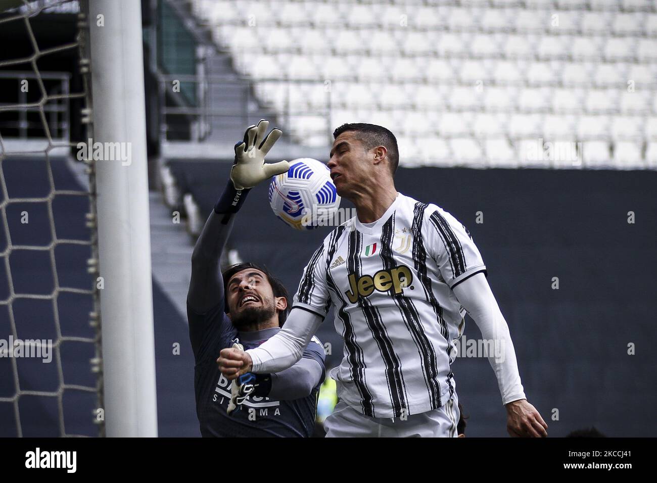 Juventus forward Cristiano Ronaldo (7) fights for the ball against ...