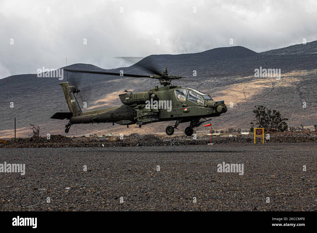 A U.S. Army Boeing AH-64 Apache from 2-6 Cavalry Squadron, 25th Combat ...