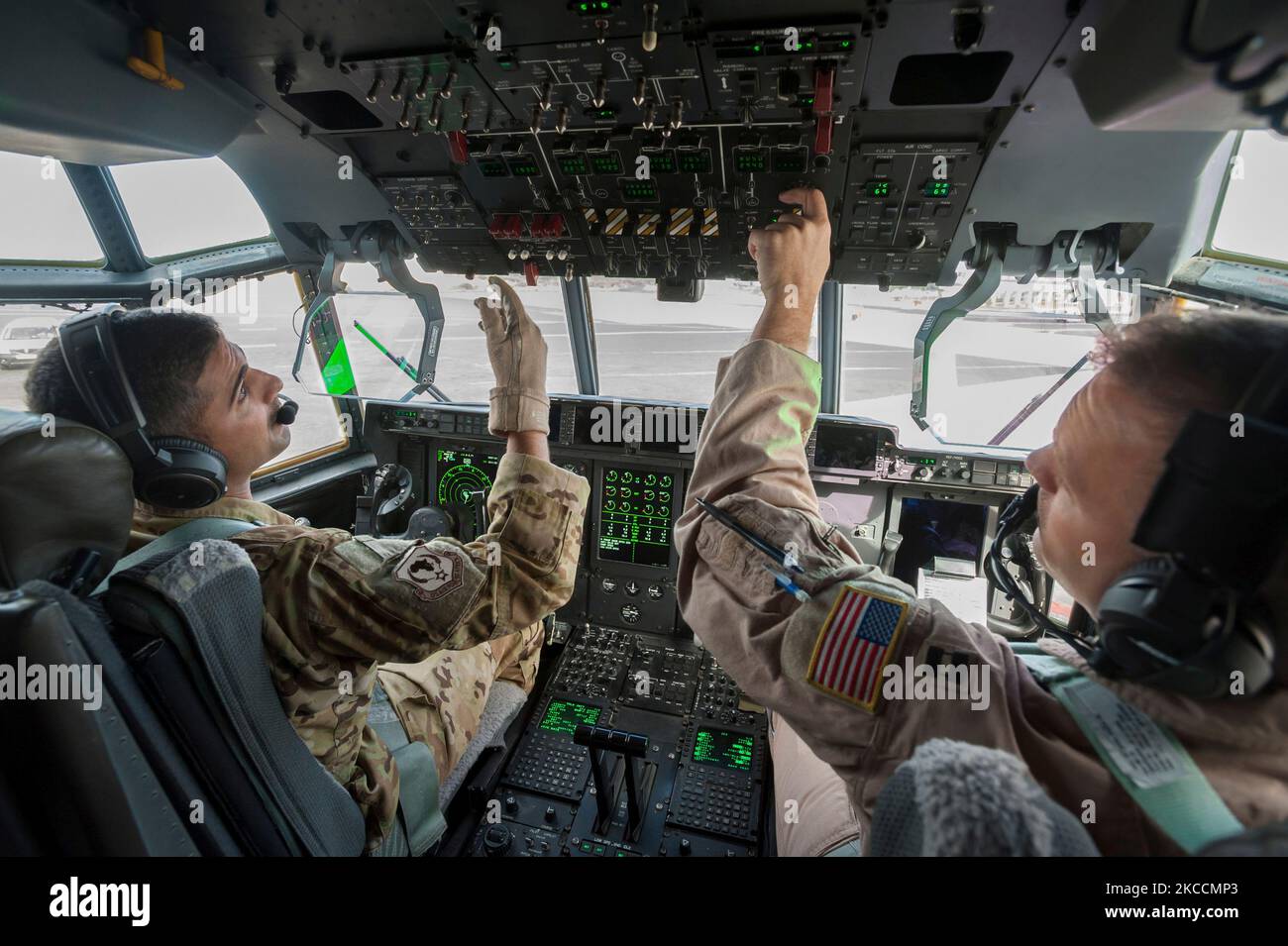 U.S. Air Force pilots conduct pre-flight checklists Stock Photo - Alamy