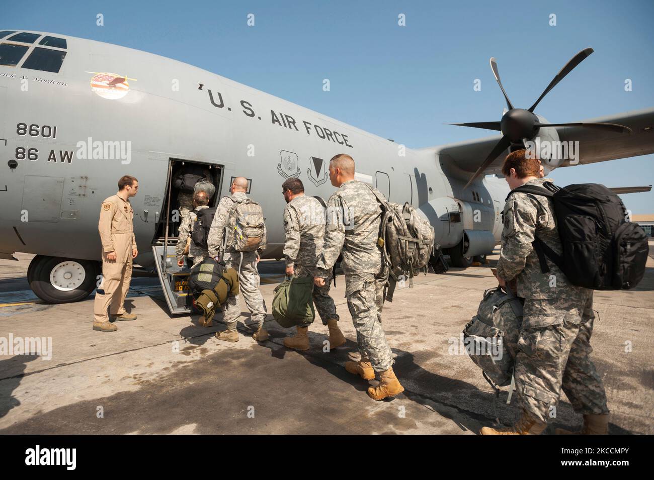 U s soldiers board air hi-res stock photography and images - Alamy