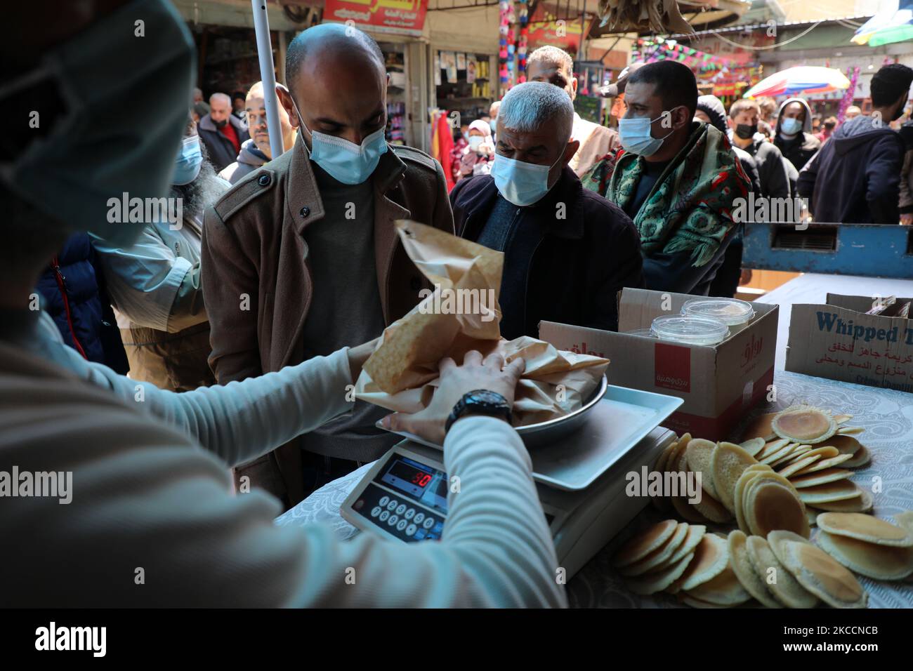 Smoking pastry hi-res stock photography and images - Alamy