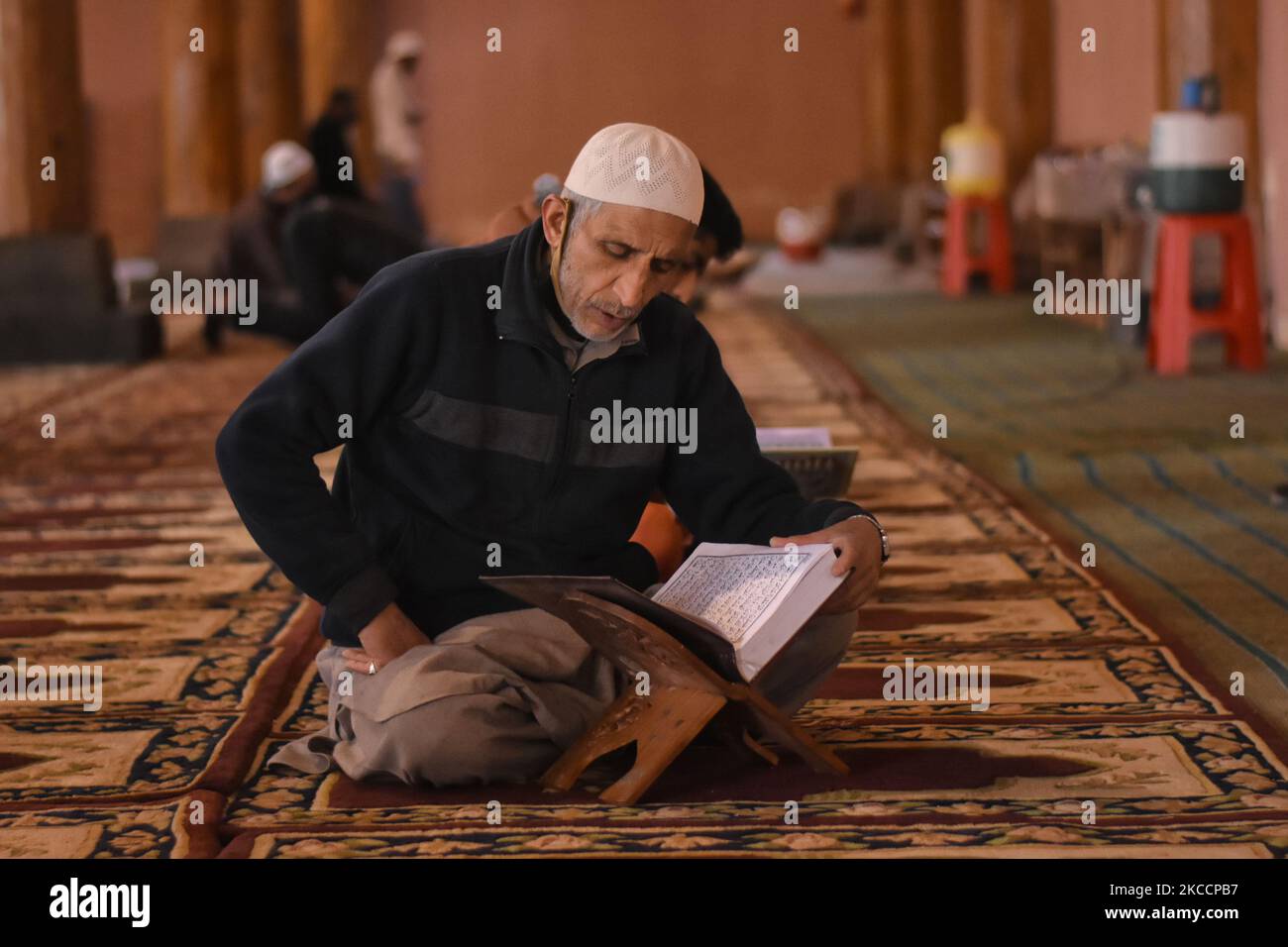 Kashmiri muslims read Holy Quran on the first day of Ramadan in Kahsmir ...