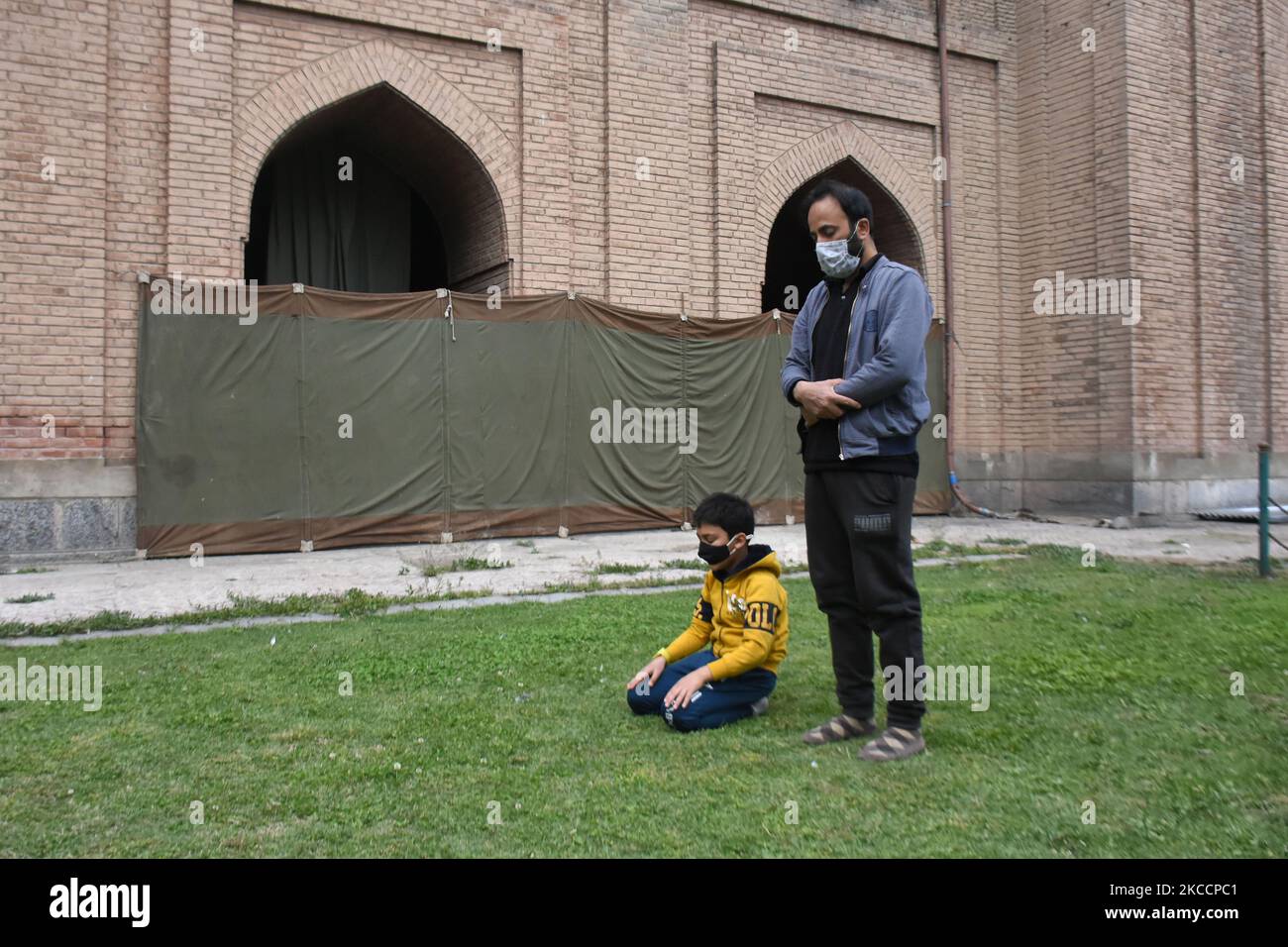 Kashmiri muslims read Holy Quran on the first day of Ramadan in Kahsmir ...